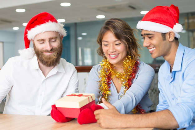 4 Incredible Ideas to Gather Your Team for the Holidays